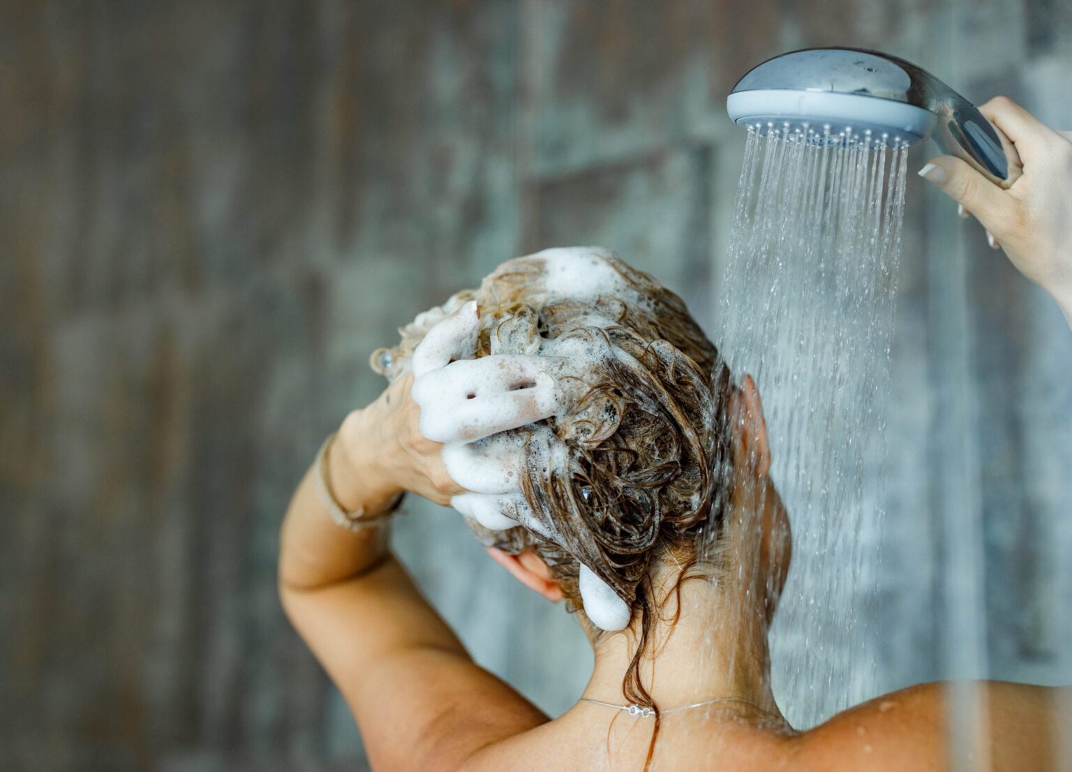 Comment sauver des cheveux brûlés? en 2026